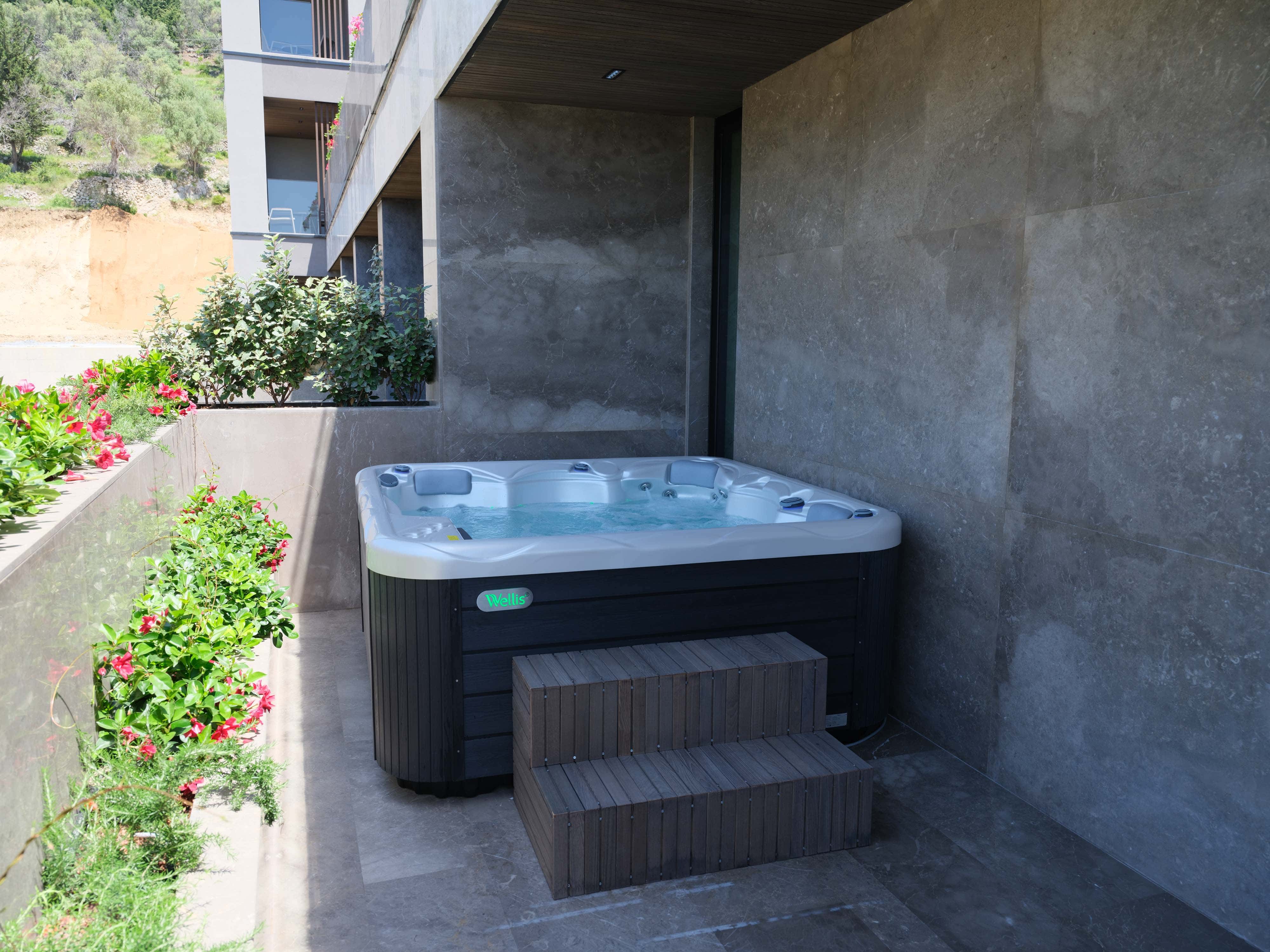 Deluxe Suite with Sea View & Jacuzzi – Prado Luxury Hotel